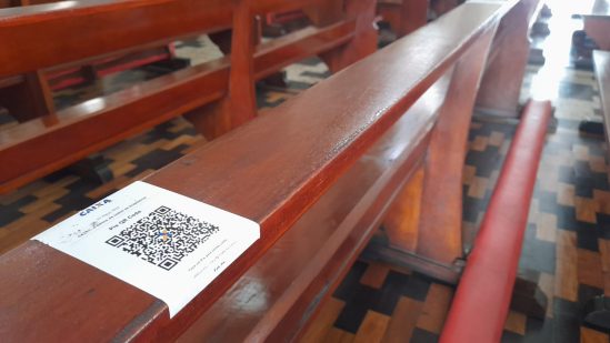 Dízimo tecnológico: igreja em Campos instala QR code em assentos para ...